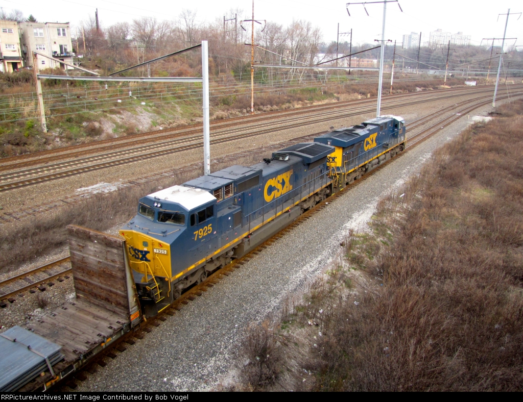 CSX 7925 and 5372